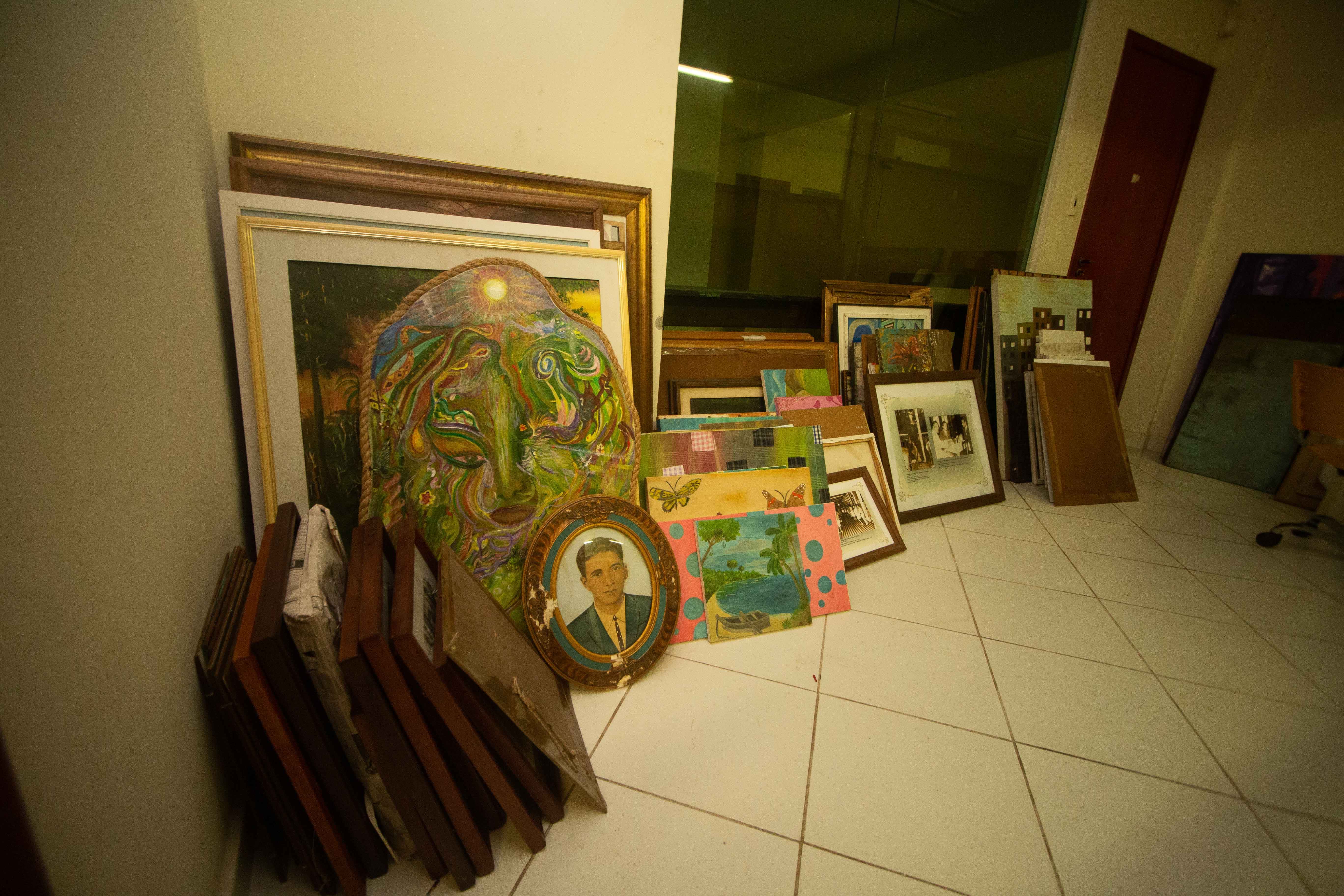 Fundação Elias Mansour retira entulhos da sede e dá início a reforma