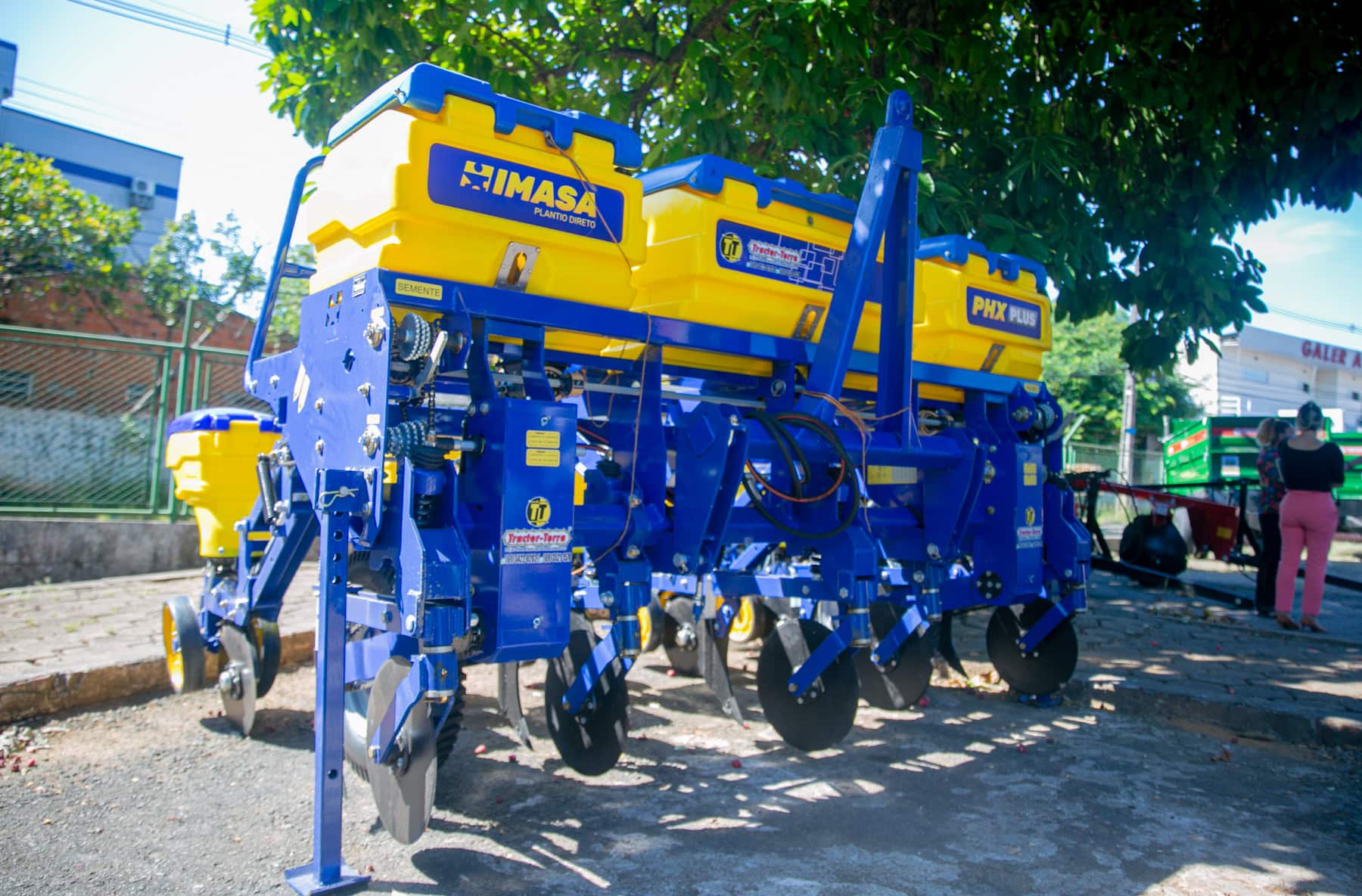 Entrega de maquinários e equipamentos agrícolas beneficia agricultores ...