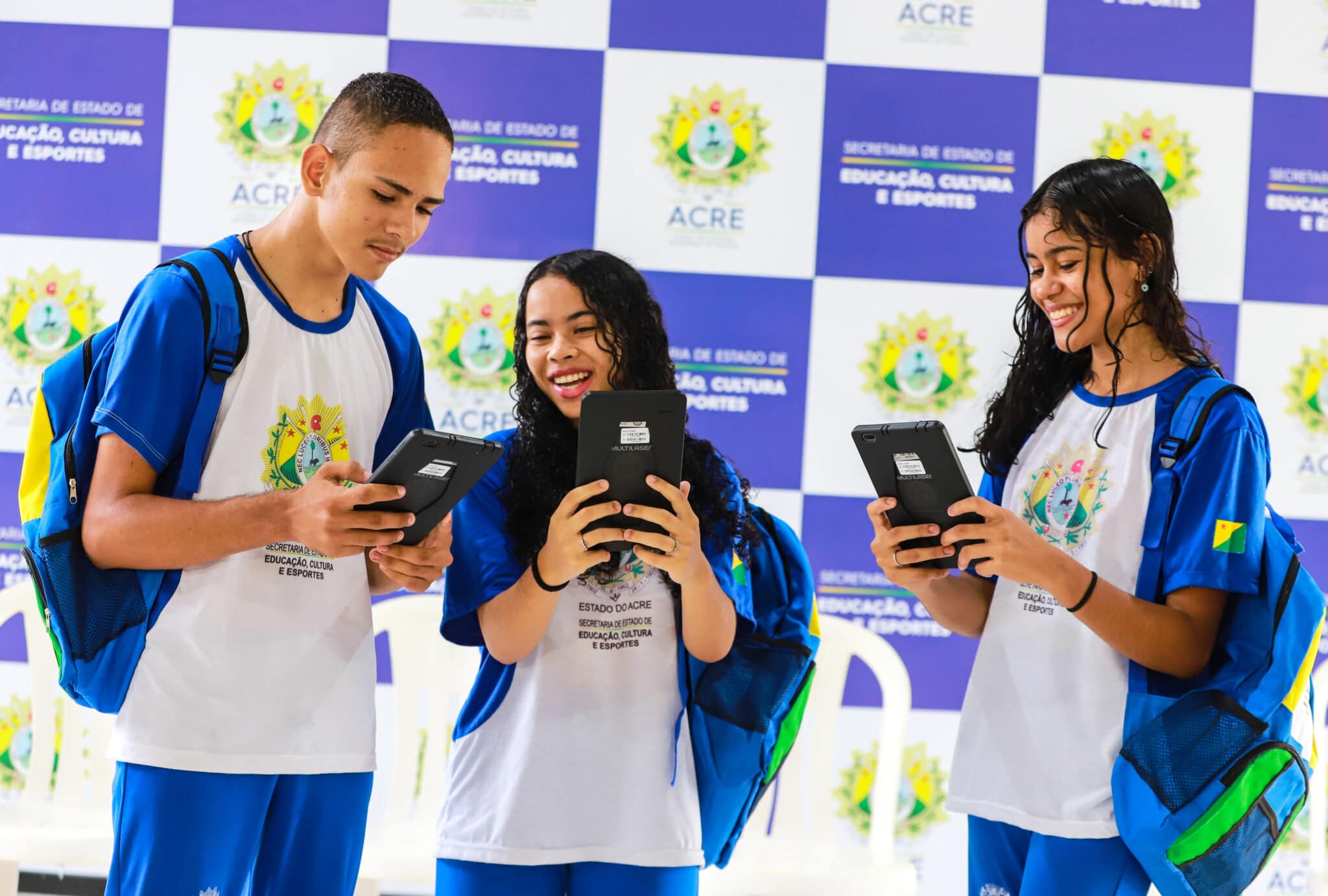 Estado entrega tablets, livros didáticos e material escolar para ...
